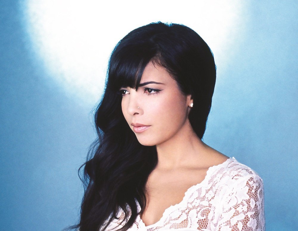 Indila Lyrics Music News And Biography MetroLyrics